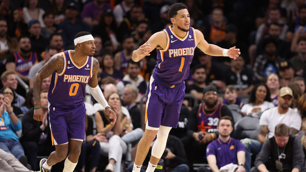 Devin Booker becomes 1st Suns player with 35 points in 4 straight games