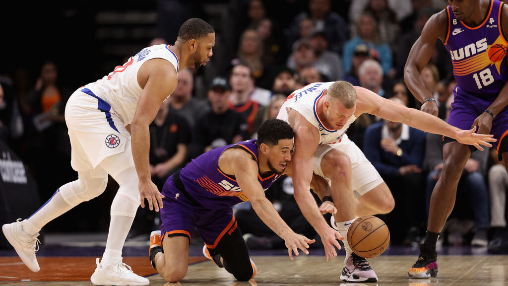 Clippers' Mason Plumlee suffers finger injury vs. Phoenix Suns