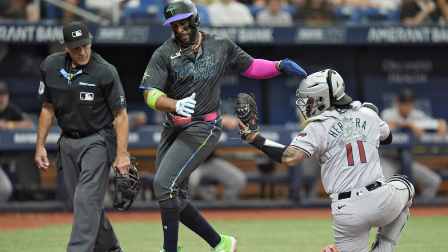 Baseball stuck in Tropicana Field roof at Diamondbacks-Rays game