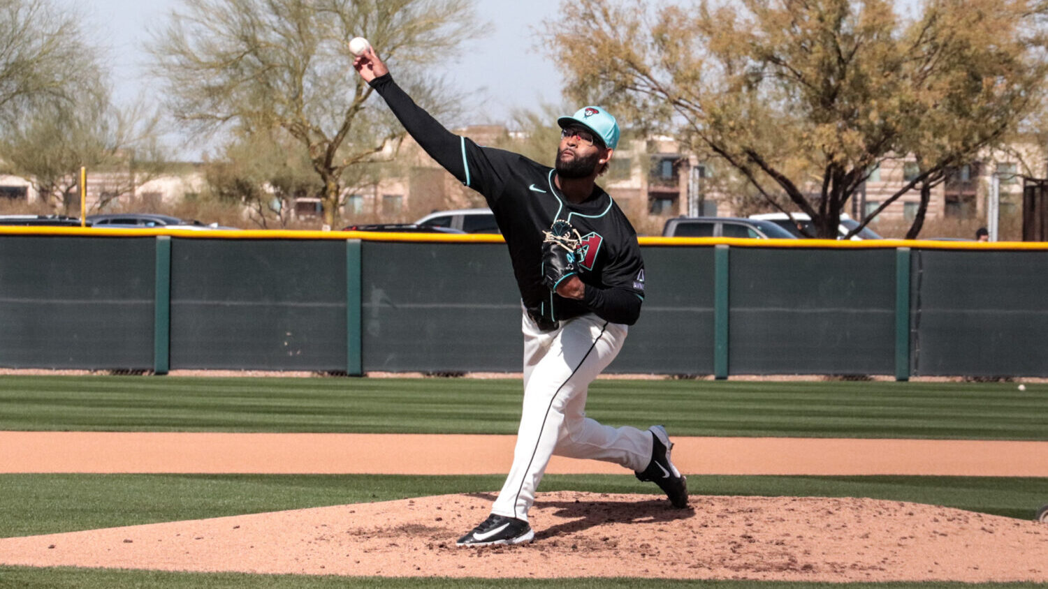 Diamondbacks select young reliever Christian Montes De Oca