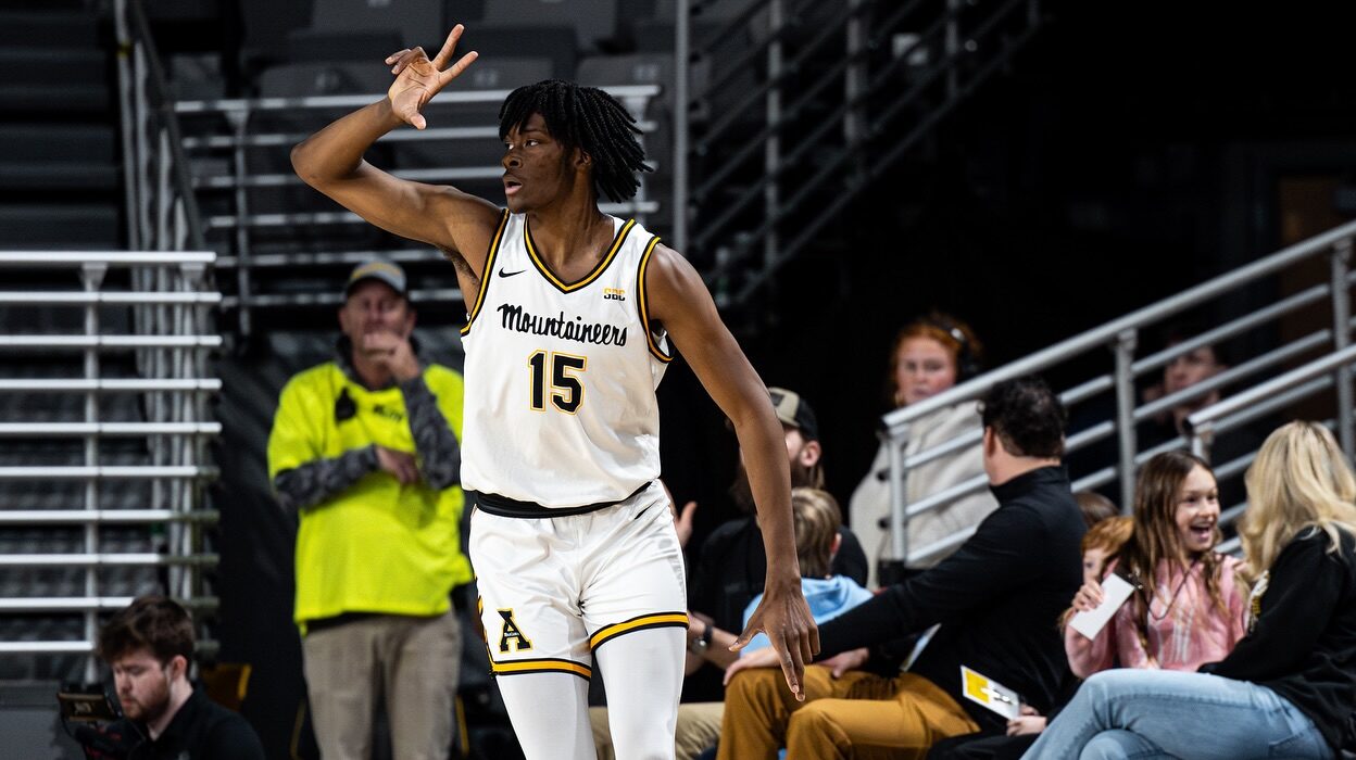 CJ Huntley agrees to 2-way contract with Suns, per report