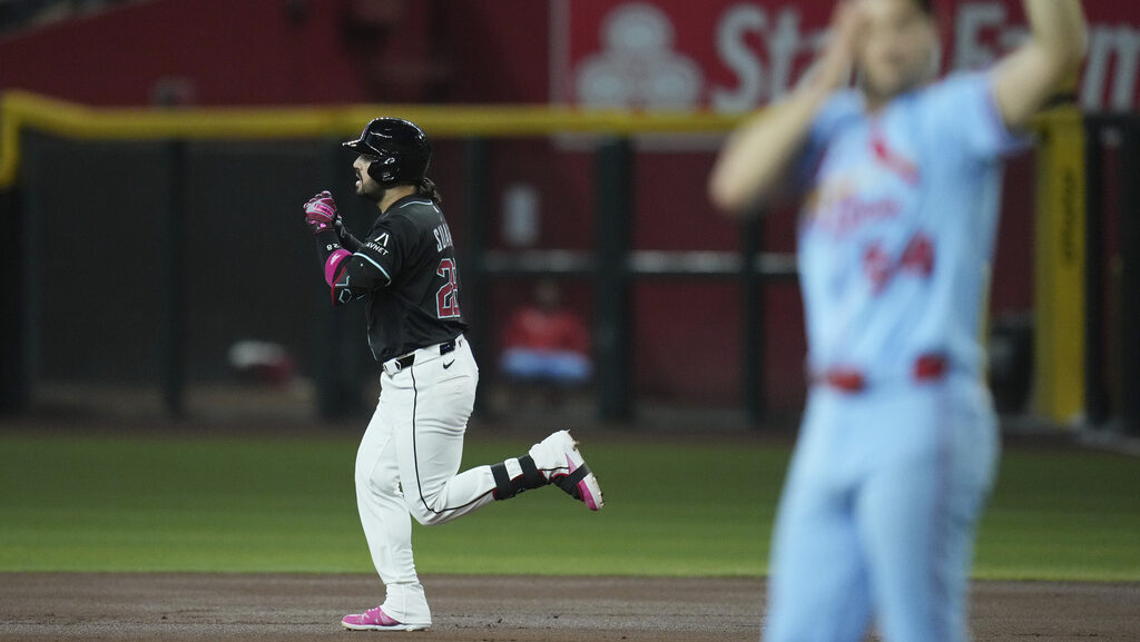 Diamondbacks' Eugenio Suarez hits 2 HRs in win vs. Cardinals