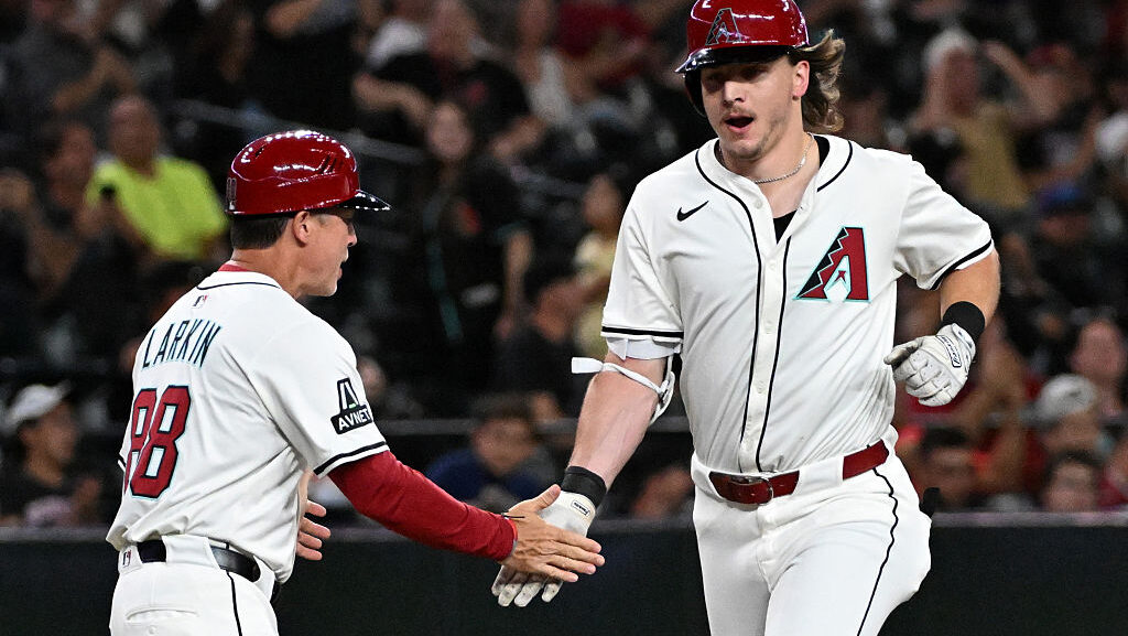 Diamondbacks pull Shaun Larkin from third base coach duties